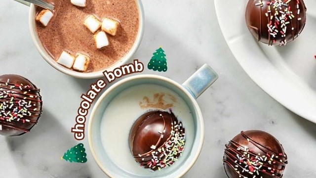 Chocolate Bomb: Món đồ uống "gây sốt" mùa Giáng sinh