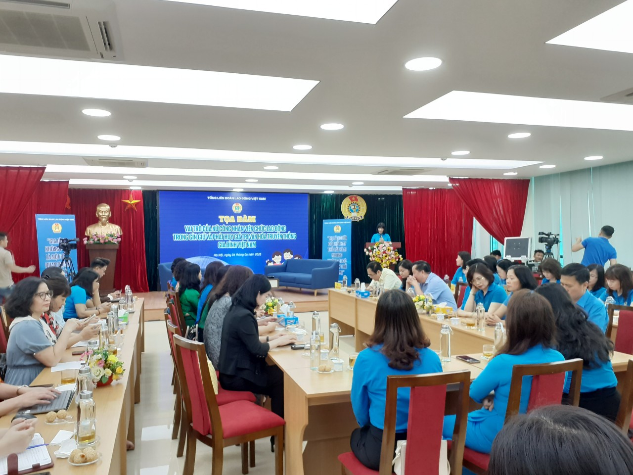 Tọa đàm: Vai trò của nữ công nhân viên chức lao động trong gìn giữ và ...