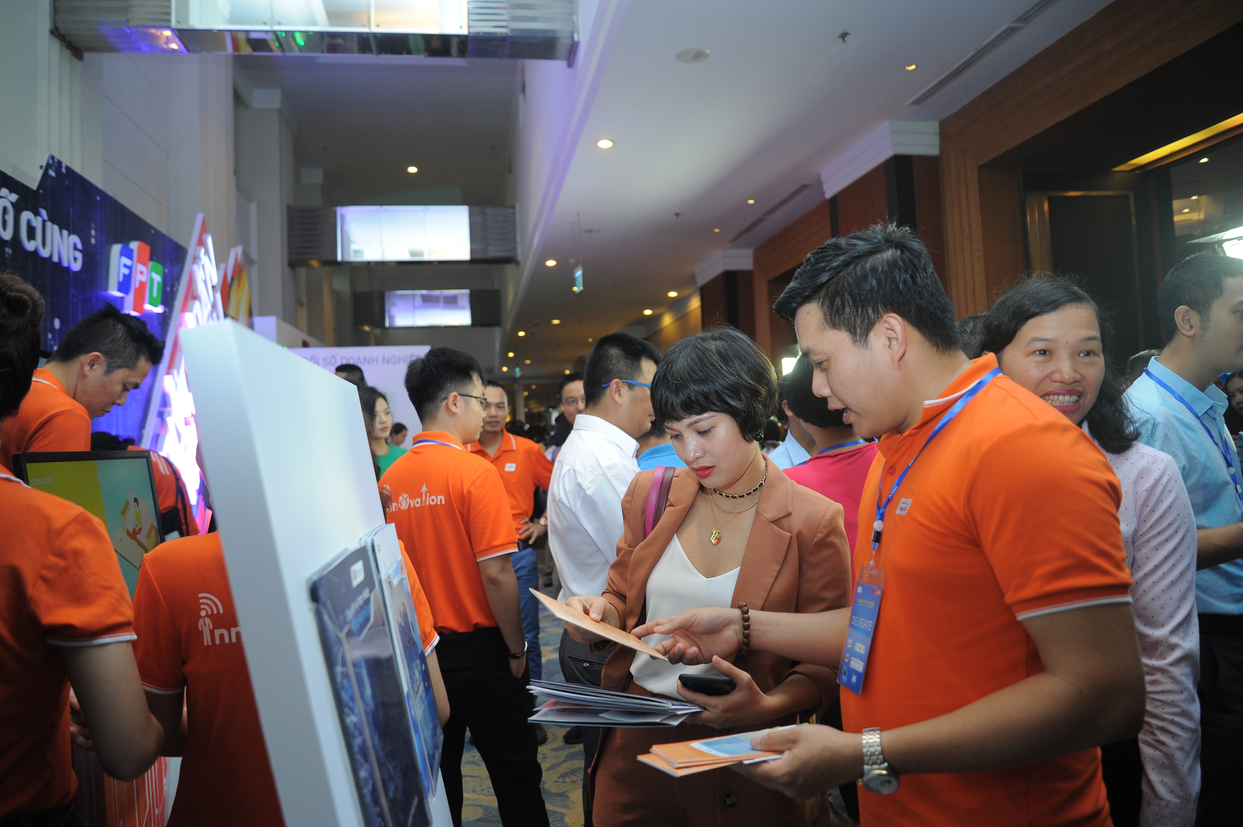 FPT: Giá trị hợp đồng CNTT ký mới tăng trưởng mạnh mẽ dù tăng trưởng ...